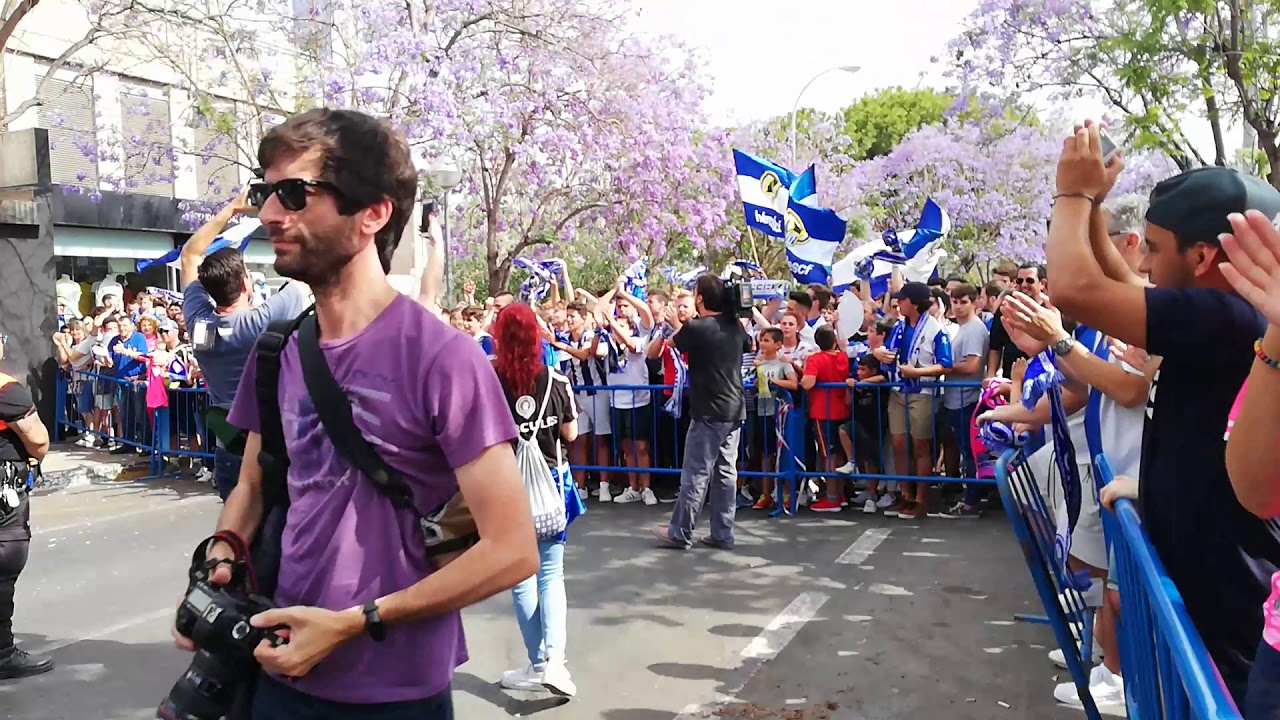 Como los fans del Hercules C.F. dan la bienvenida a su equipo ⚪🔵 - YouTube