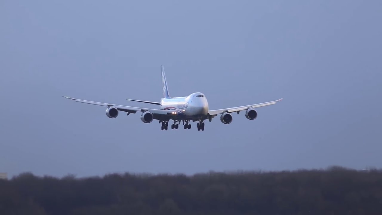 Reverse thrust, JUST AMAZING on a wet runwayA380, B747, B777, B787 ...