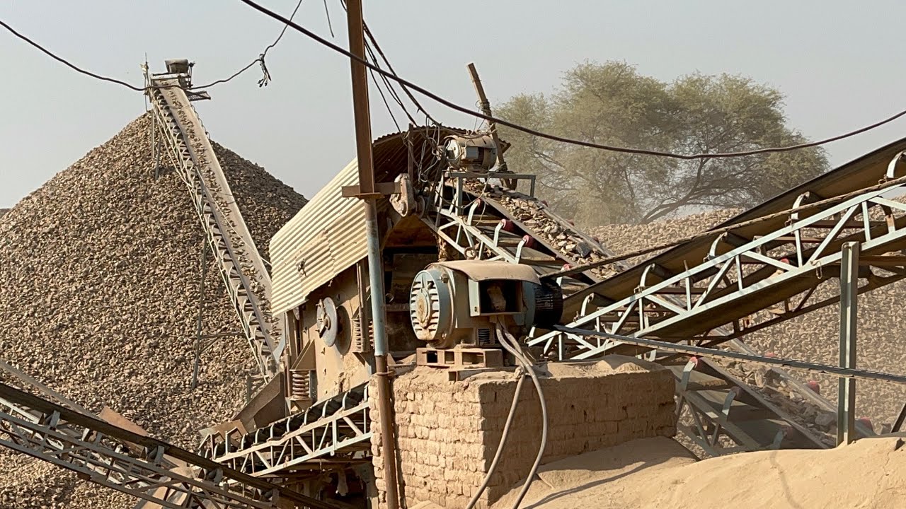 BiG Rock Crusher Machine: A Giant at Work"The Power of stone:Machine ...