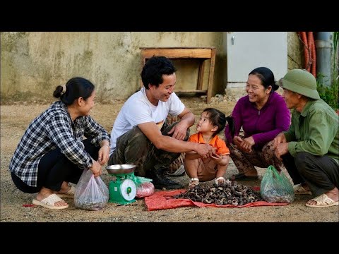 Trieu Luc and little Bao Ngoc: A heartwarming moment as father and daughter sell goods together.