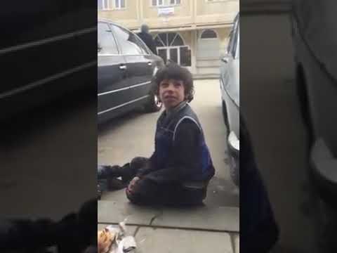 Sokakta yaşıyor yaşı küçük ama derdi büyük iç acıtan birde şarkı sölemezmi ;(:(