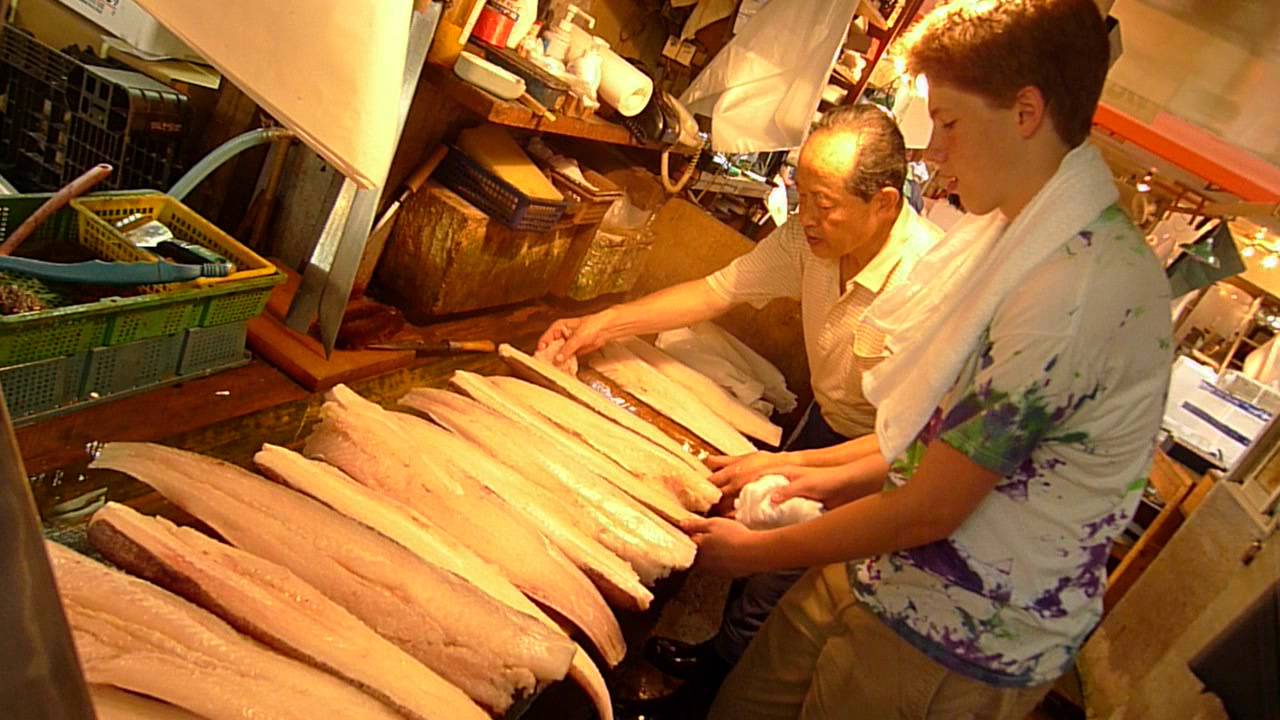 Sam the intern at KOHO Fish Wholesale at Tsukiji Fish Market - YouTube
