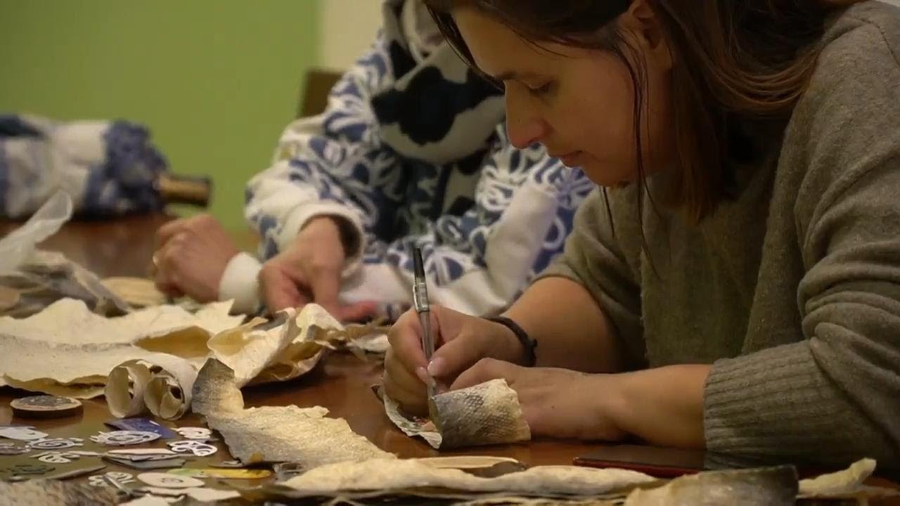 Enthusiasts revive art of producing fish skin garments in Russia - YouTube