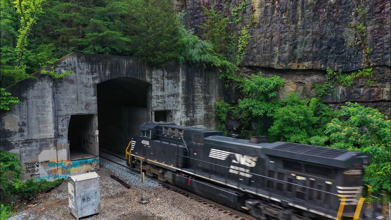 Norfolk Southern 170 Northbound entering Nemo Tunnel in Wartburg ...