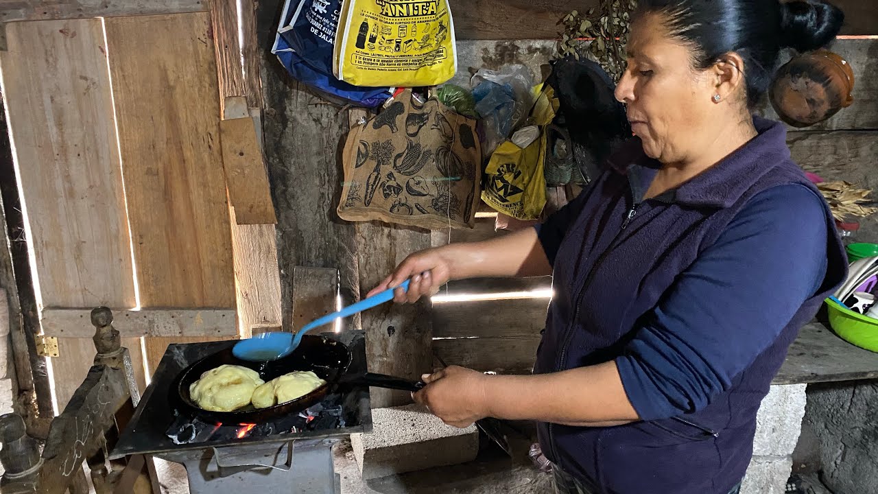 CAPEANDO PATAS DE CERDO Y EN CHILPOZO ASI COCINA ROCIÓ PARA LA RAZITA ...