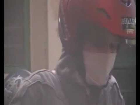 Dua Saputangan masker di parkiran