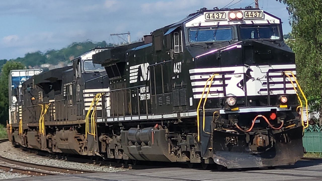 NS 4437 Leads 25G Through Homestead, PA | 6-11-24 - YouTube