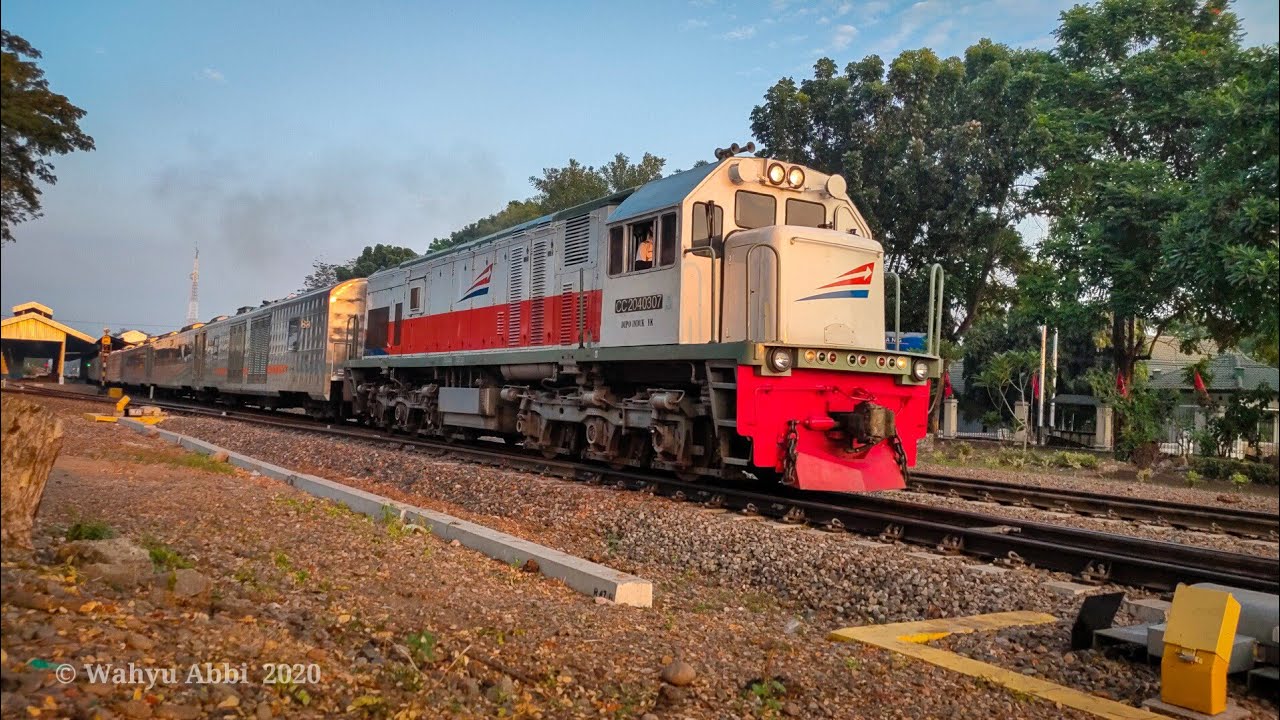 AKHIRNYA KERETA API INI JALAN KEMBALI !!! Kereta Api Turangga Berangkat ...