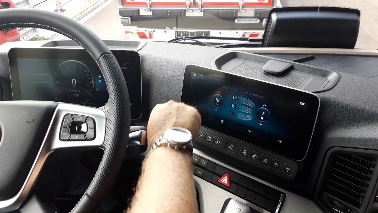 Nuovo Actros - Panoramica Multimedia Cockpit - Truck Italia - YouTube