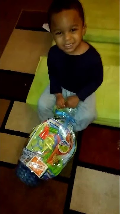 Kids opening easter baskets - YouTube