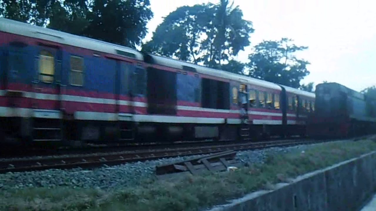 Sri Lanka Railway S11 Ruhunu Kumari Train Overtaking M4 Galu Kumari Train @ Weligama Railway ...