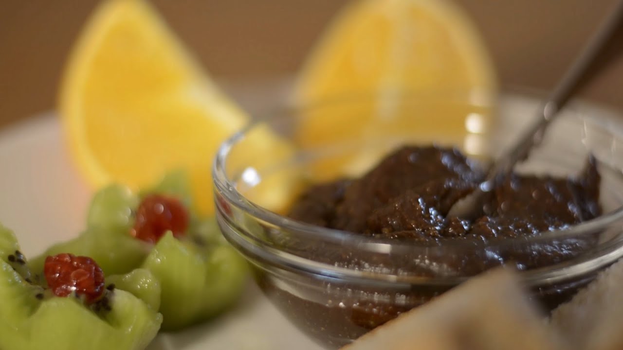 Ciocolata de casa din carob (pudra roscove), alune si caju | Traieste ...