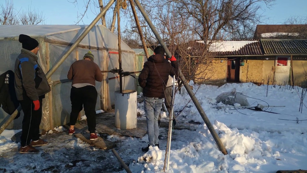 Foraj manual cu diametrul 20cm in fântâna cu diametrul de 60cm - YouTube