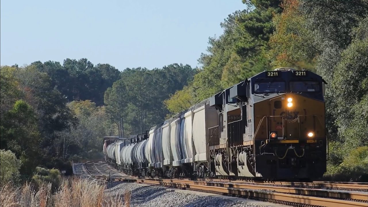 CSX 3211 on the point Leading a Fast M647-31 through the woods of (Rebbeca GA) 11/02/23 - YouTube