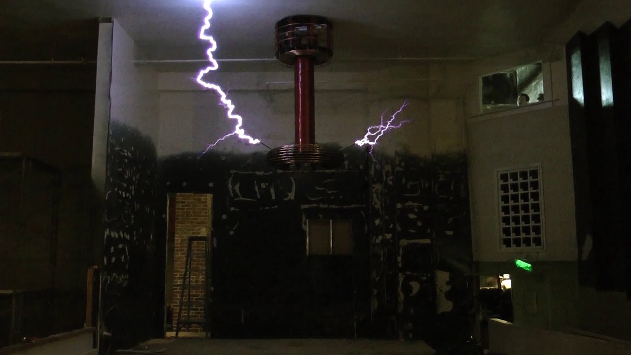 Amazing Test of 1500000 Volt Artificial "Lightning Machine" Zeusaphone ...