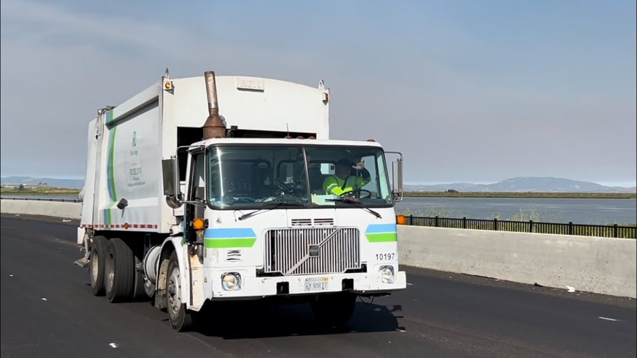 Volvo WXLL Heil 5000 rear loader garbage truck packing illegal dumps ...