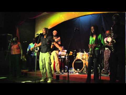 Eric Wainaina "Kitu Kidogu" - Live - YouTube