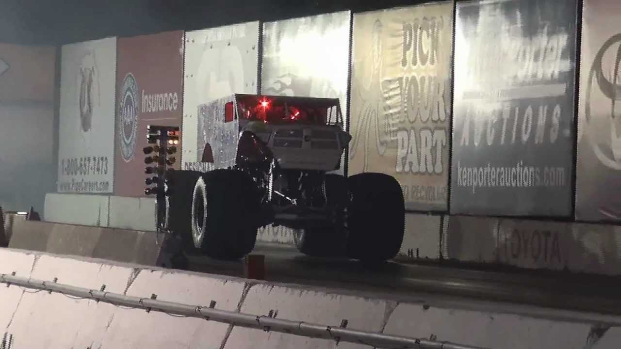 MONSTER TRUCKS DRAG RACE - YouTube