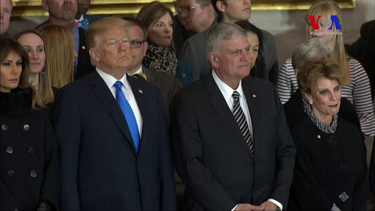 Presidente Trump rinde homenaje a pastor Billy Graham - YouTube