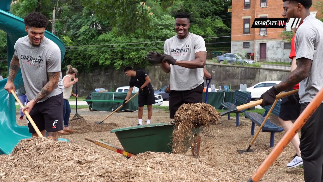 Bearcats' Men's Basketball Community Service Event at Nassau Park - YouTube
