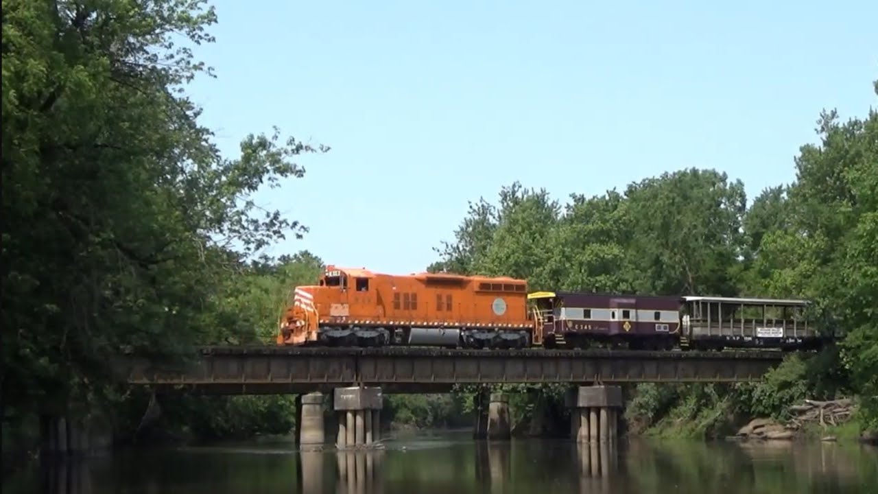 Hoosier Valley Railroad Museum with EJ&E 818 North Judson to English Lake Indiana - YouTube