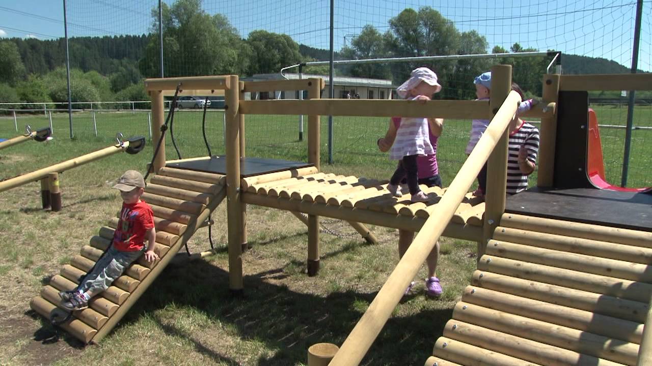 Ďalšie detské ihrisko pribudlo v Uhorskej Vsi - YouTube