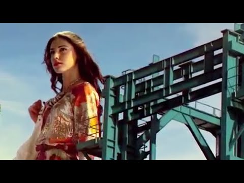 Giantess in Braehead Commercial