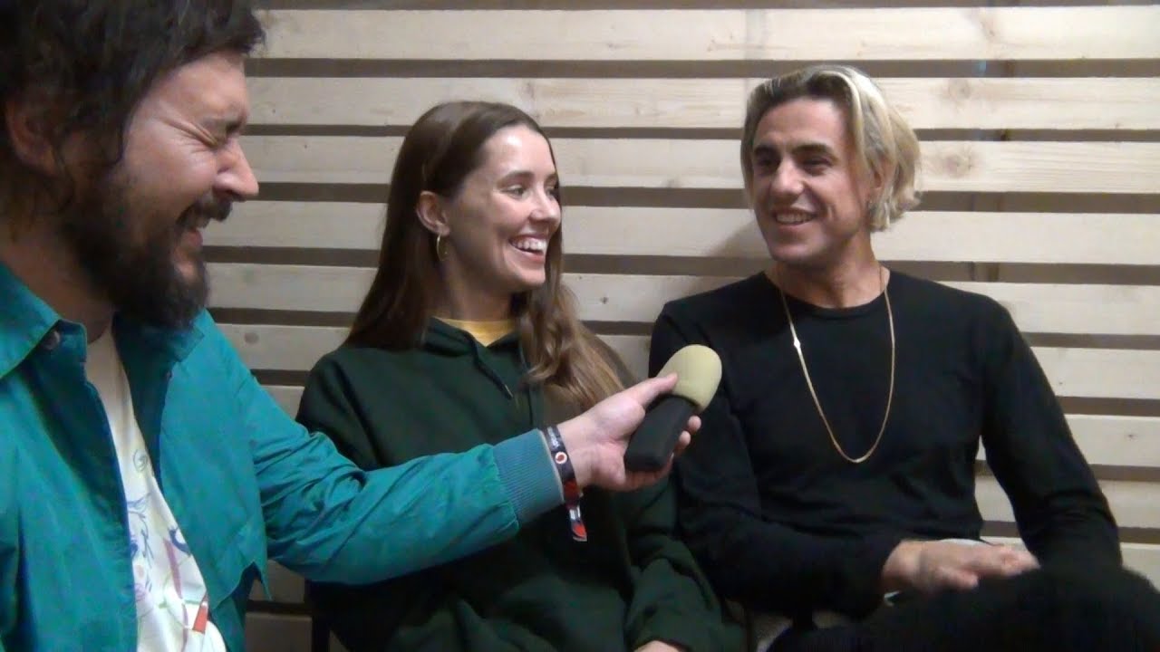 How to disguise yourself with Confidence Man - YouTube