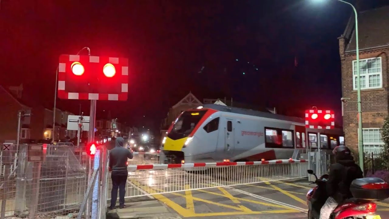 *New upgrade* Oulton Broad North Level Crossing (Suffolk) (29.02.20 ...