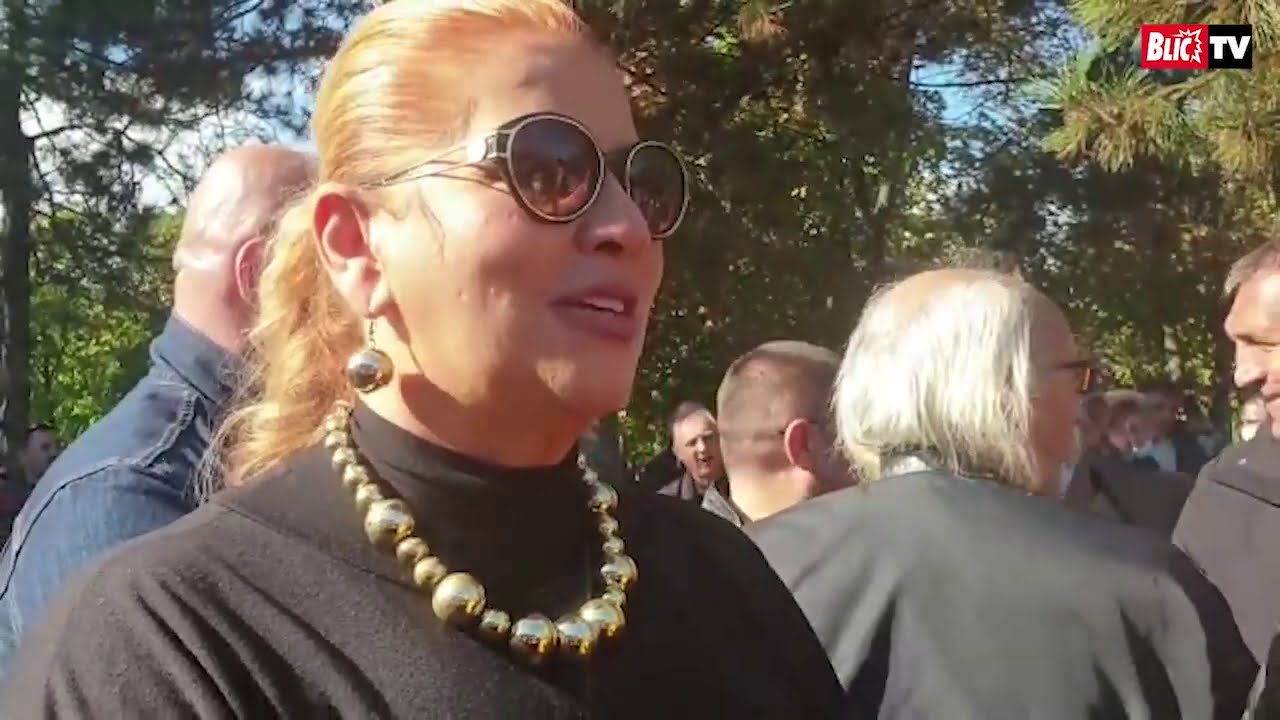 "GROMADA LJUDSKA,DUŠA KAO FLIS PAPIR" Kolege na sahrani Drljače ...