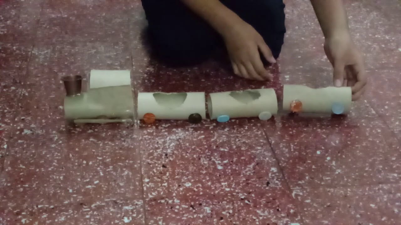 Tren con material para reciclar - YouTube