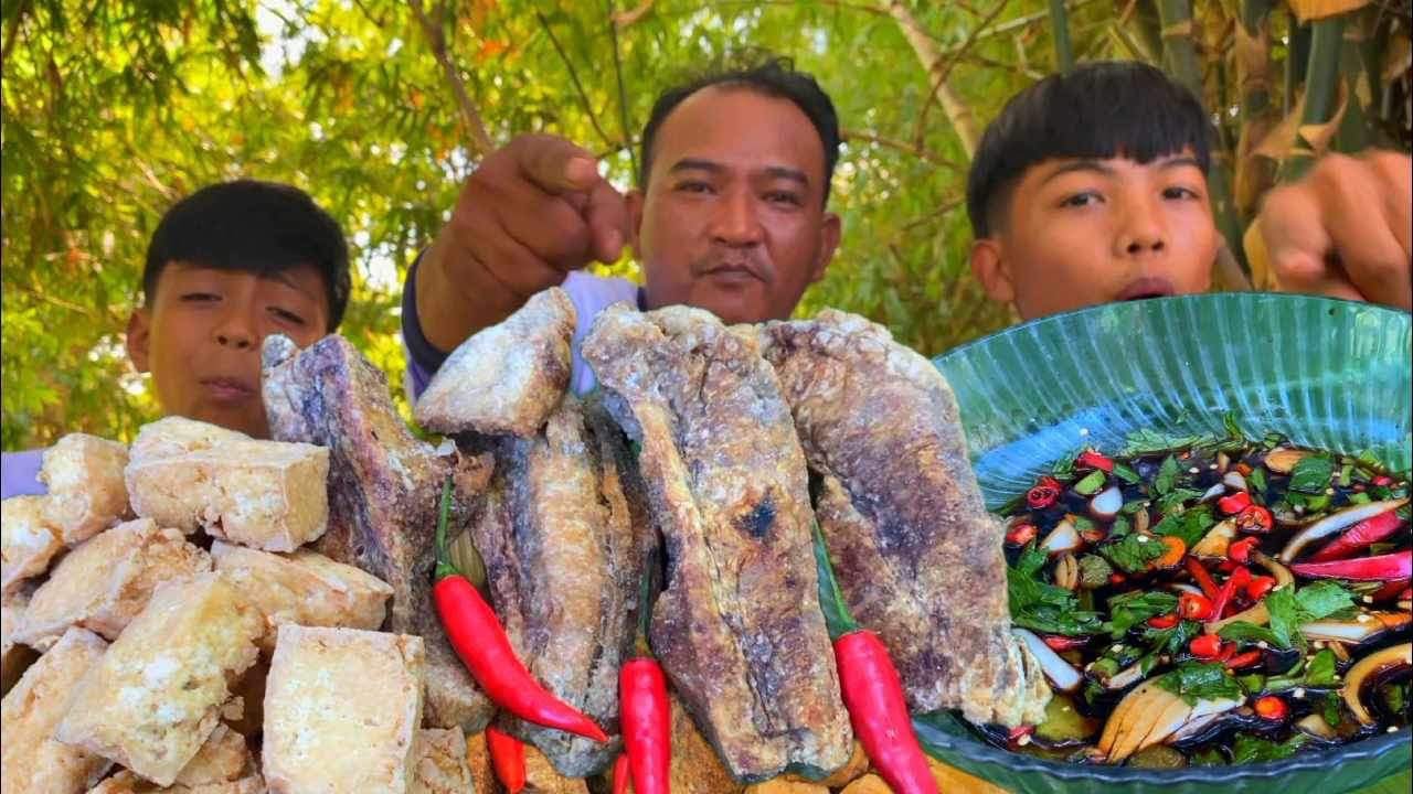OUTDOOR COOKING/SINUSO NG BABOY(PUKLO) AT FRIED TOKWA - YouTube