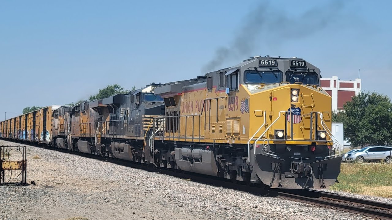 Union Pacific 6519 leads a northbound Auto Boxcar train through Taylor ...