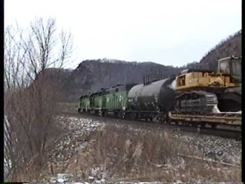BN GP39-2 #2715+GP39E #2925+GP9B #600 lead a manifest train west@Winona Junction,WI - YouTube