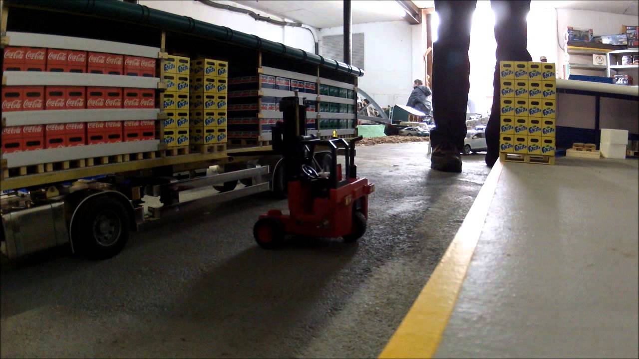 Mobiler Gabelstapler belädt LKW | Mobile Forklift Loads Up A Truck ...