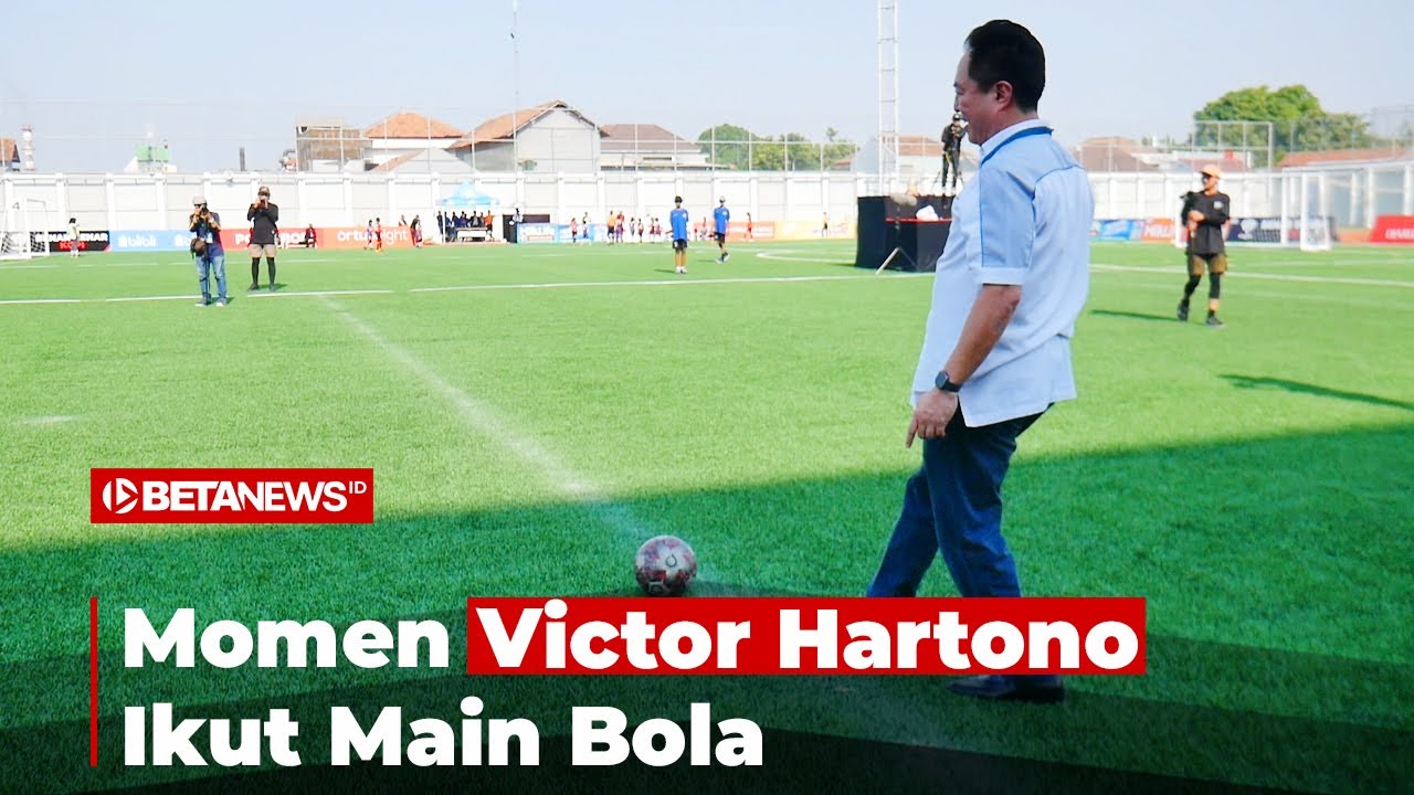 Momen Victor Hartono Ikut Main Bola di Kompetisi Sepak Bola Putri SD ...