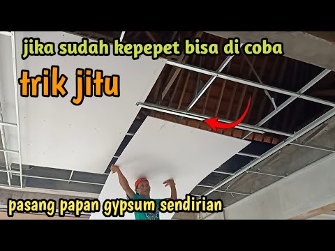 Pemasangan papan gypsum sendirian di bagian tengah drop ceiling ...
