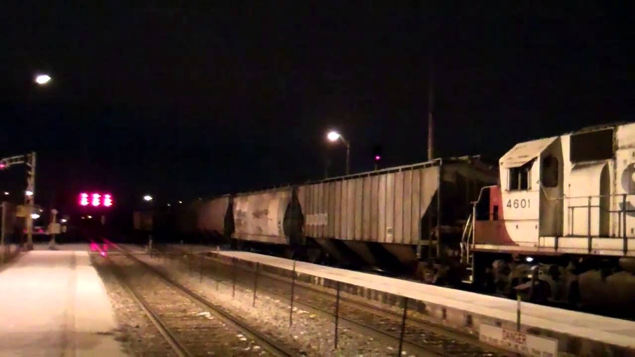 SOO LIne EMD GP38-2 4417 GP40 4601 Manifest Freight Franklin Park - YouTube