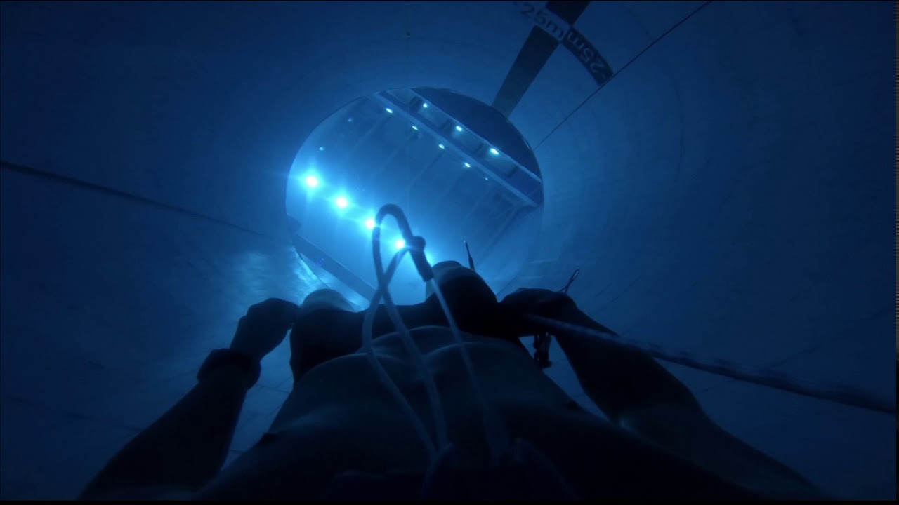 Into the dark of 40m | DeepSpot Freediving - YouTube
