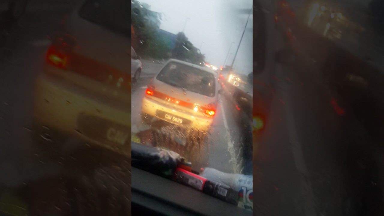 Pelajar kolej bertudung beromen time hujan 😈 - YouTube