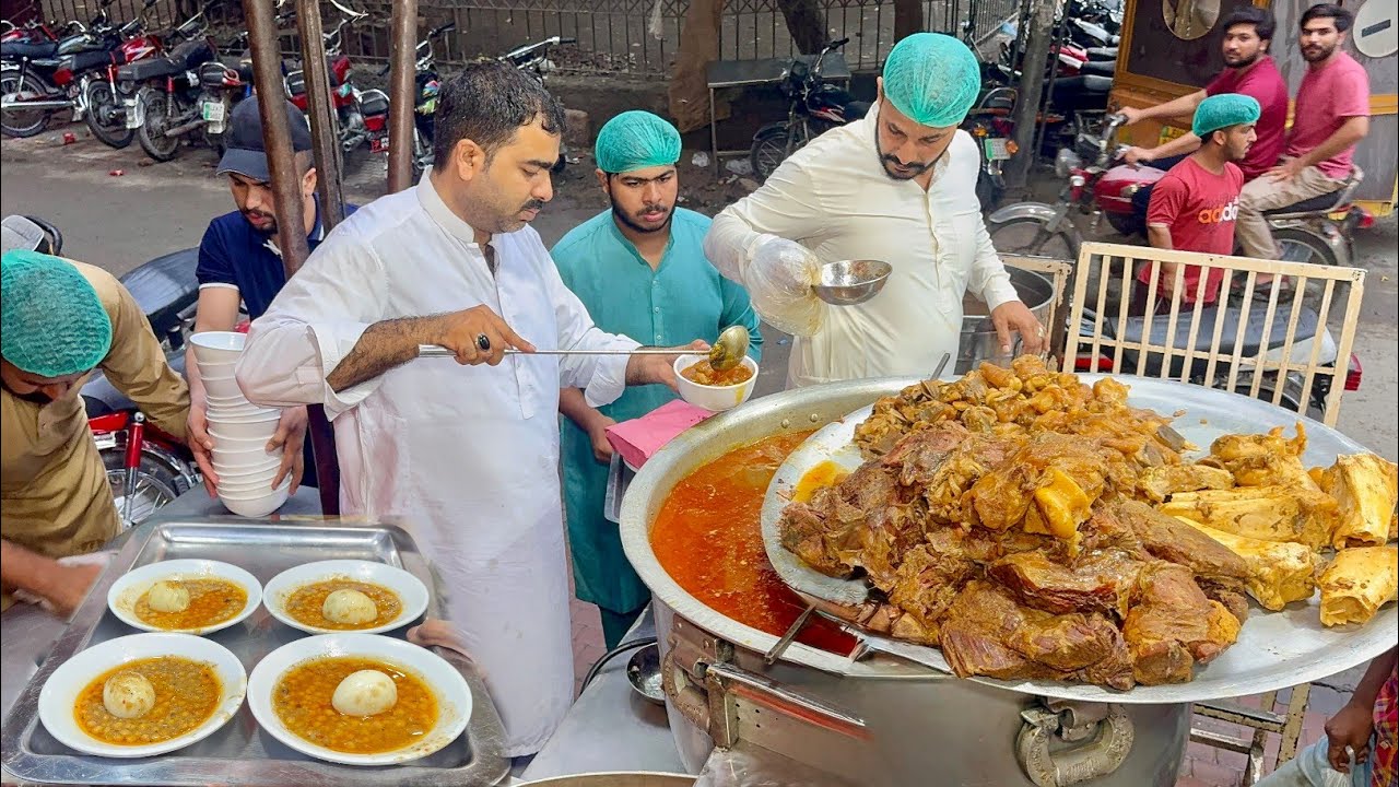 70-/ RS LAHORE’S MOST VIRAL STREET FOOD || 500 KG ! 🤯 MURGH CHANAY ...