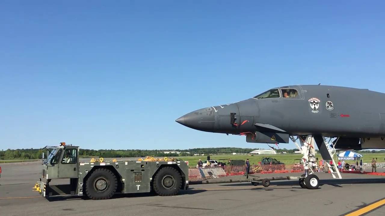 B-1B and Cessna near ground collision at New York Airshow. - YouTube