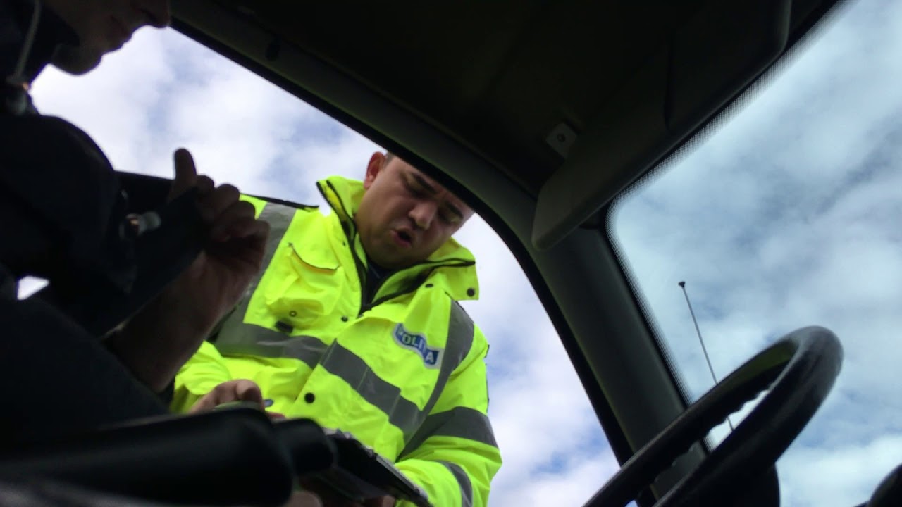 Politist din Cluj-Napoca, filmat de un sofer nemultumit - YouTube