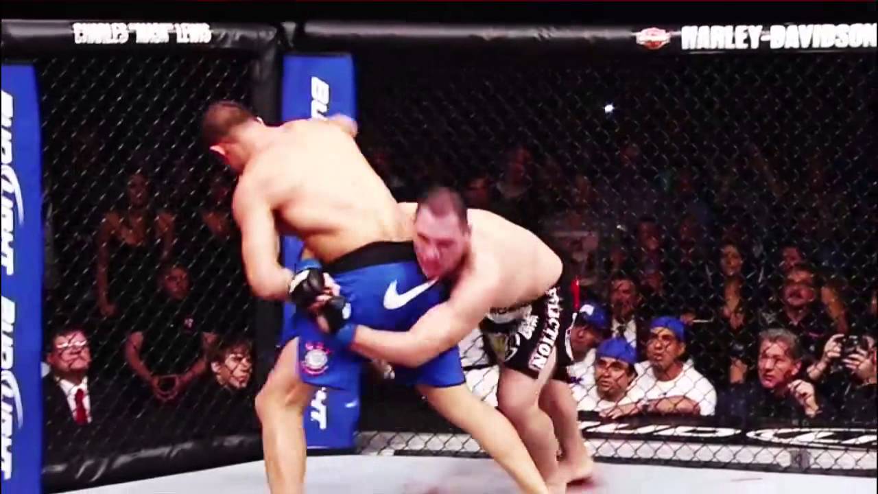 UFC: Cain Velasquez wins the Heavyweight Title! - YouTube