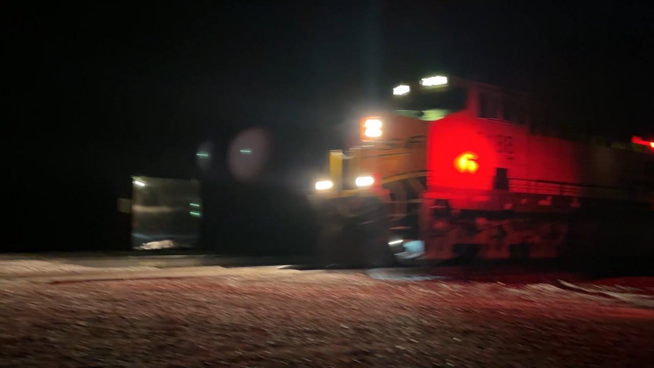 Short 70 mph BNSF Z train flying through the night (Z-NBYWSP )! BNSF ...
