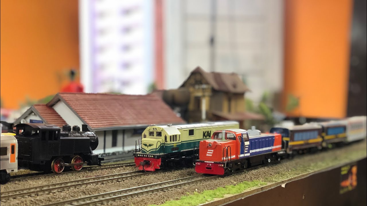 Train Moment‼️kereta api cc201 vintage anjlok suranjlok berpapasan ...