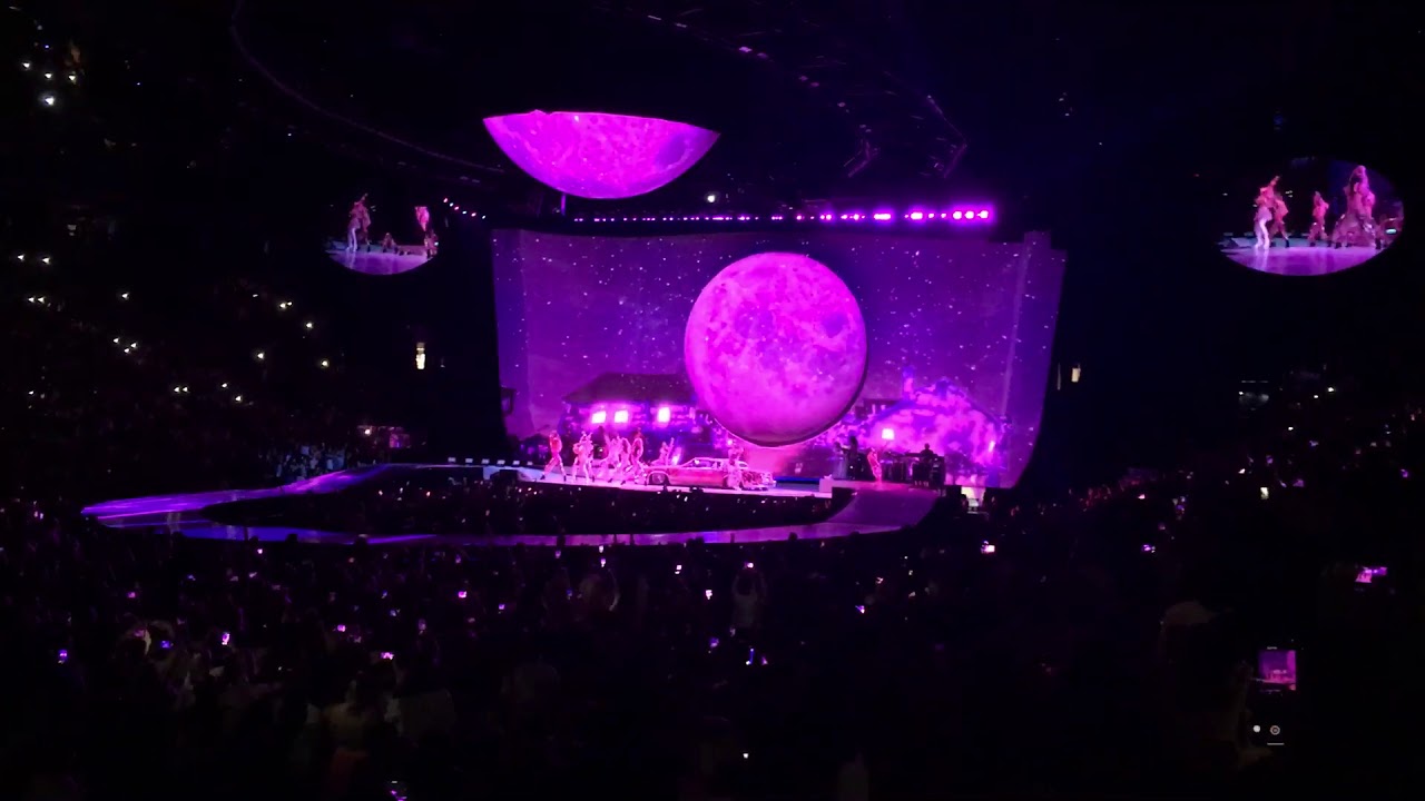 7 rings - ariana grande live in toronto - YouTube