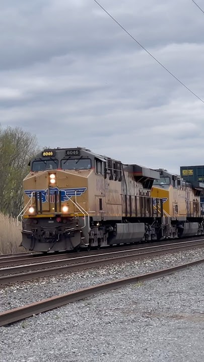 UP 6046 leads a intermodal through Pine Junction - YouTube