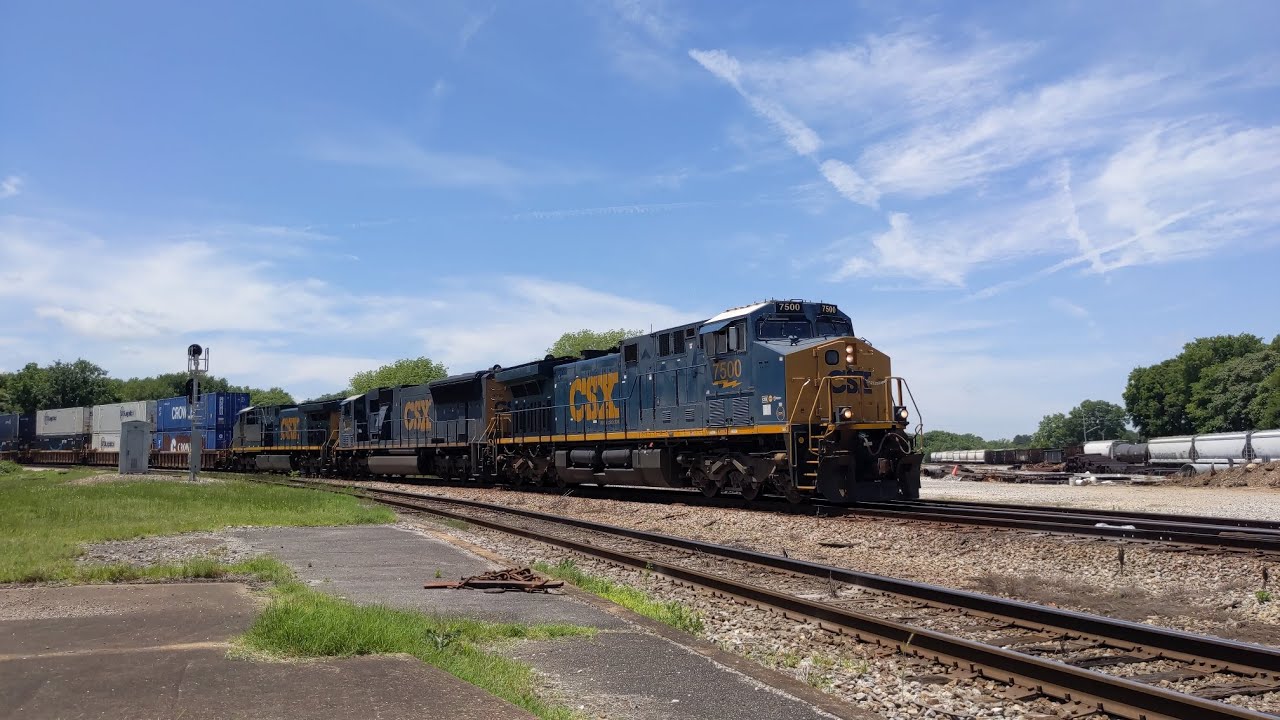 CSX 7500, CSX 4765, and CSX 7020 pull CSX I026 through Decatur, AL - YouTube