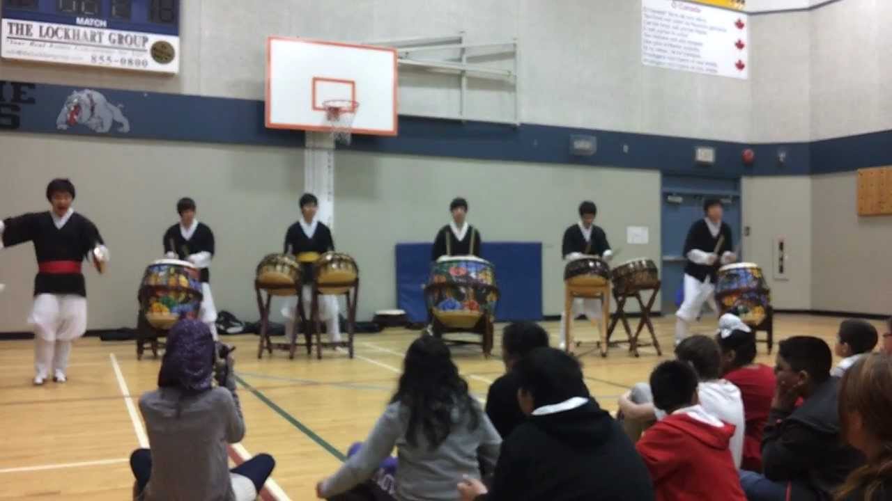 Colleen & Gordie Howe Middle School 에서 공연 - YouTube